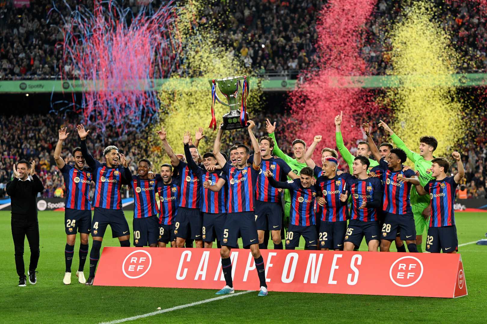 Messi, Puyol, Xavi Dey Celebrate Barcelona La Liga Victory! - NNN